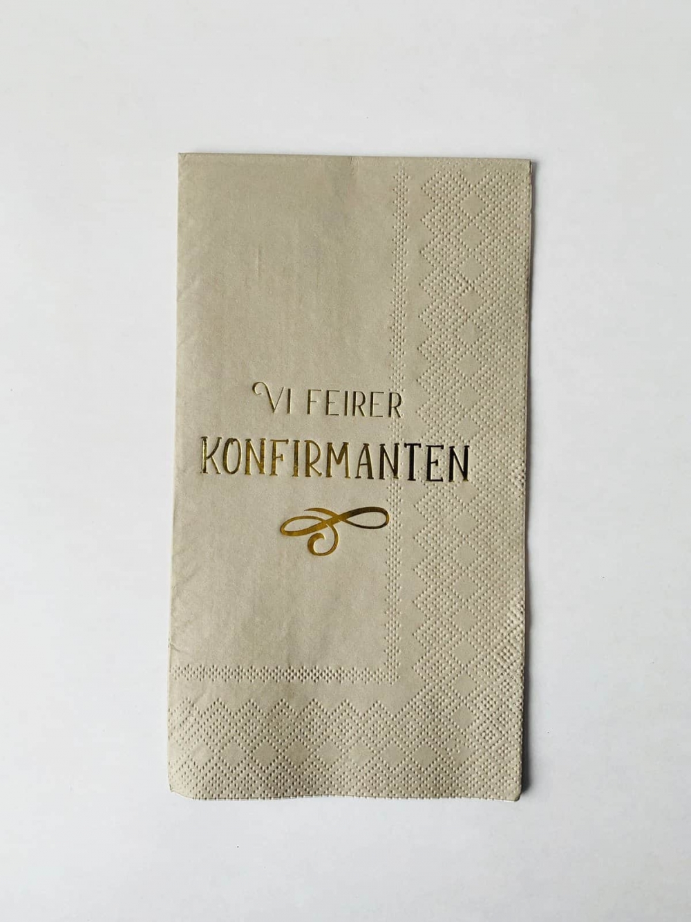 Serviett Vi feirer konfirmanten 33x40 cm - WoiWoi Klær og Interiør